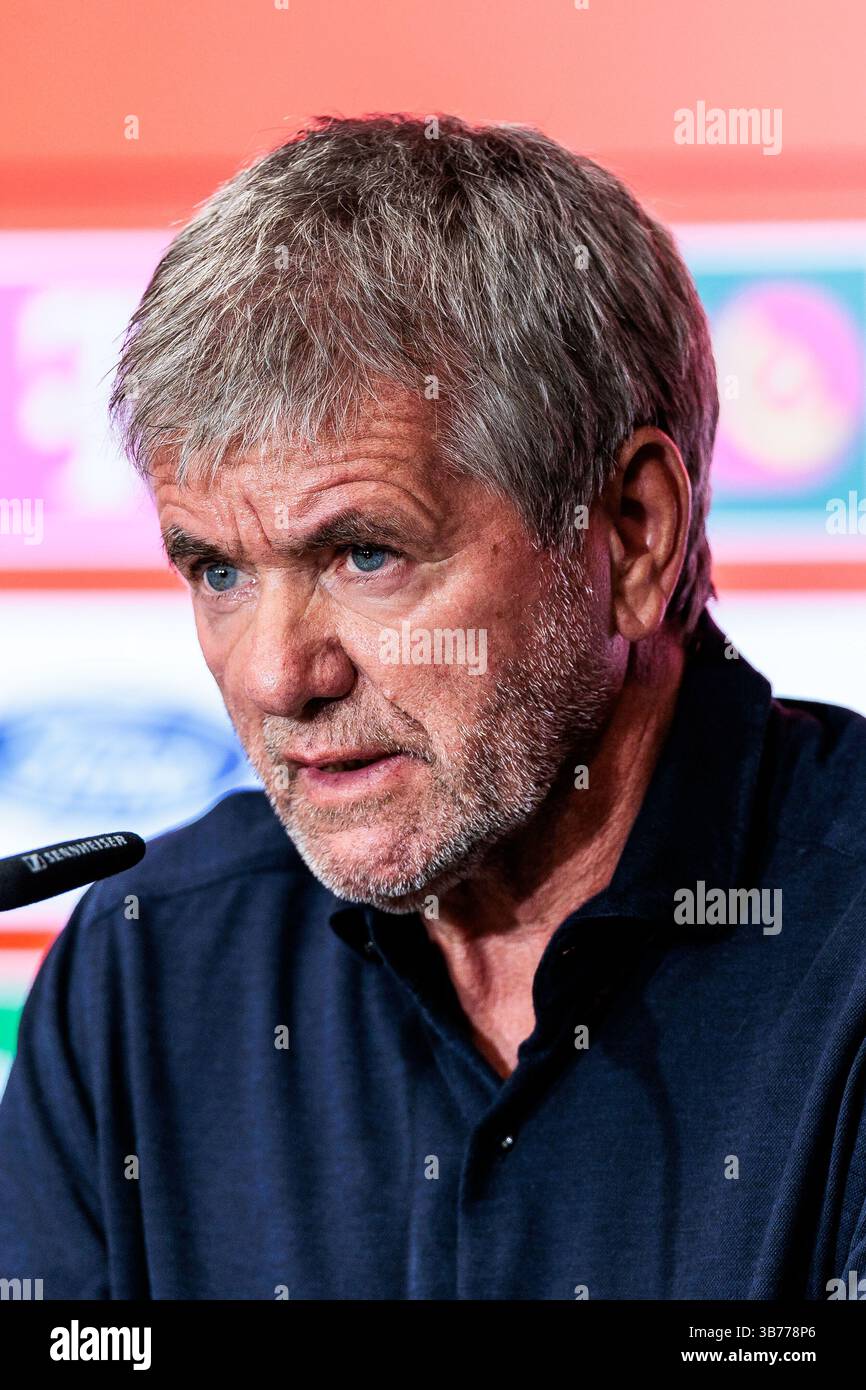 Friedhelm Funkel (Cheftrainer, Trainer 1. FC K?ln) Pressekonferenz 1 ...