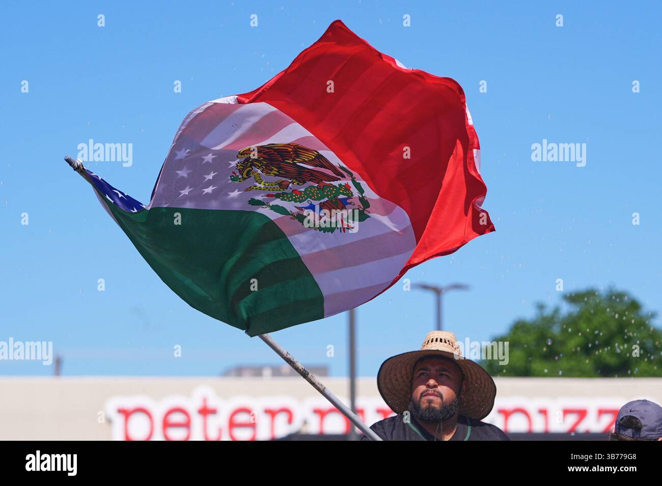 A float rider waves a U.S.-Mexico flag during a Cinco de Mayo parade in ...