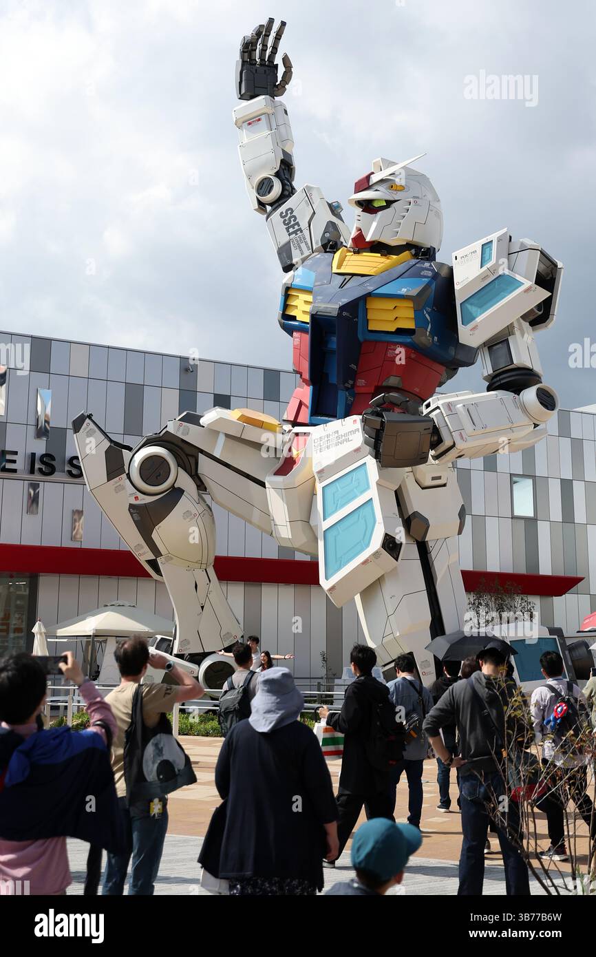 Osaka, Japan. 05th May, 2025. visitors takes photos of the towering ...