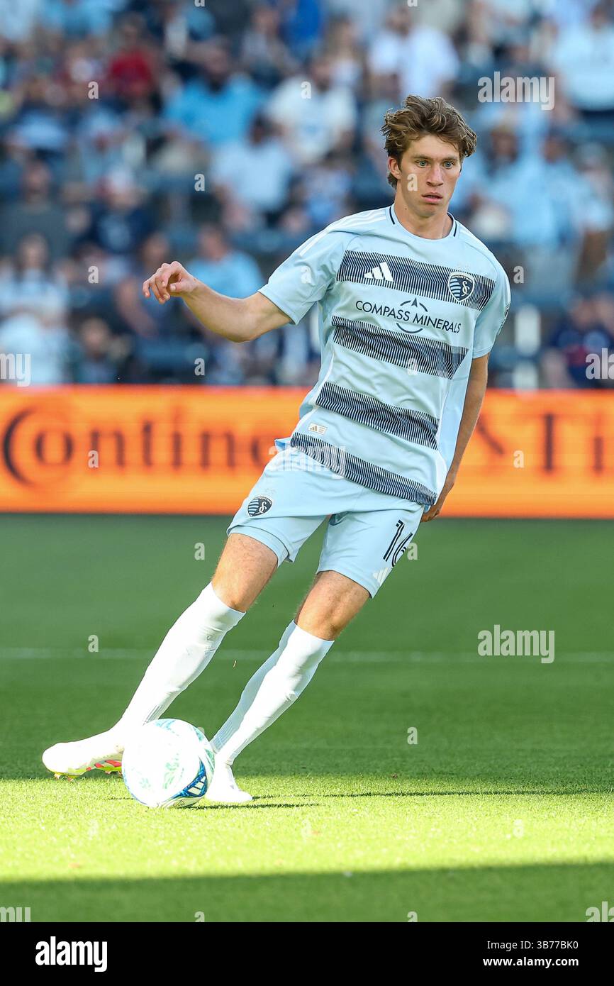 Kansas City, KS, USA. 4th May, 2025. Sporting Kansas City midfielder Jacob Bartlett (16 ...