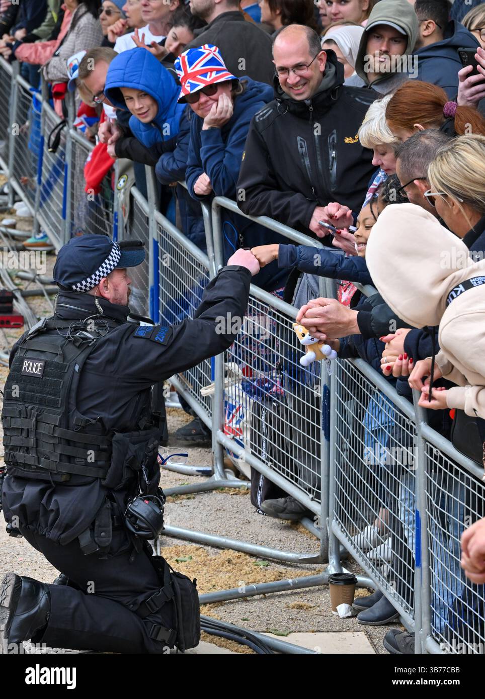 London, UK. 05th May, 2025. A Police officer engages with a young girls ...