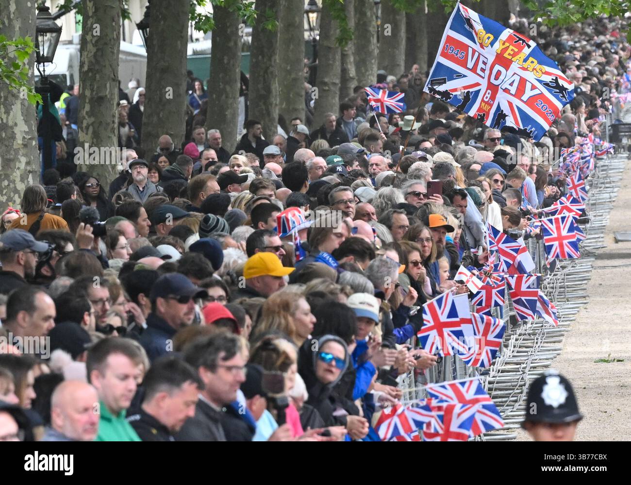 London, UK. 05th May, 2025. The Mall and spectators during the VE80 ...