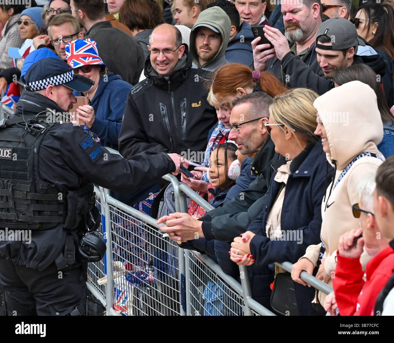 London, UK. 05th May, 2025. A Police officer engages with a young girls ...