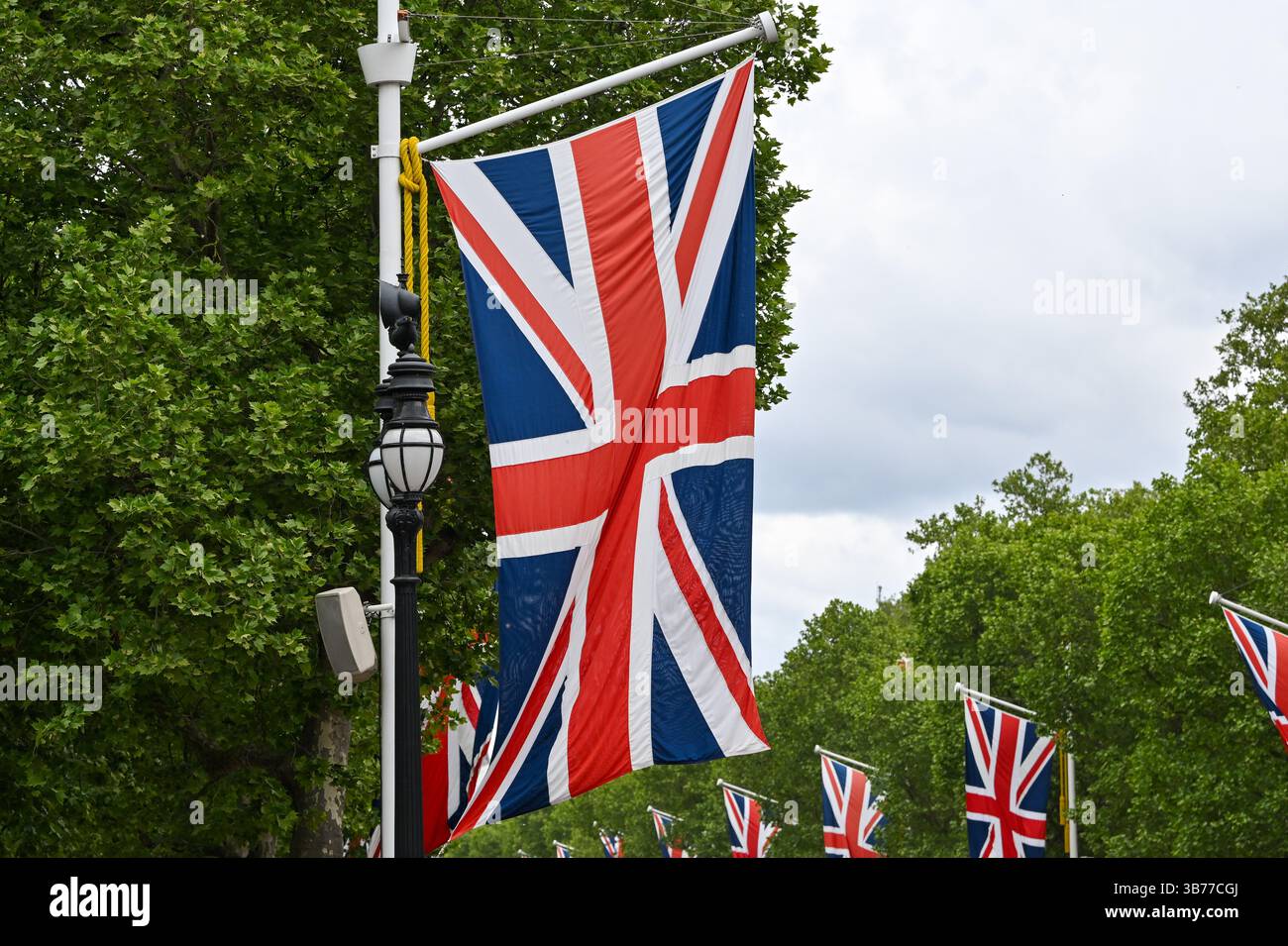 London, UK. 05th May, 2025. The Mall and spectators during the VE80 ...