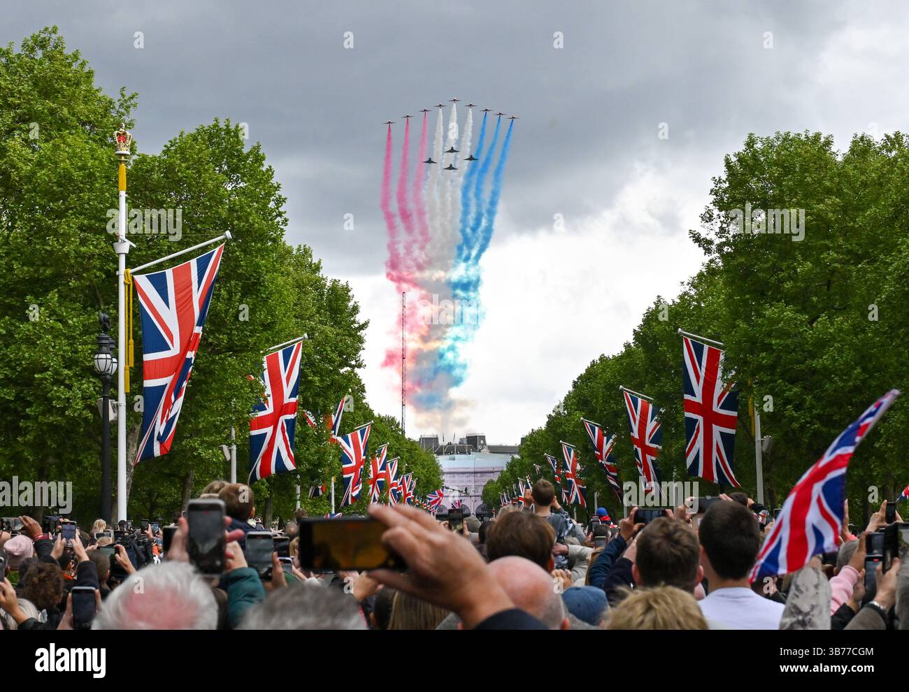 London, UK. 05th May, 2025. The Red Arrows Fly Past over The Mall and ...
