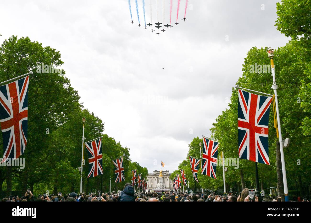 London, UK. 05th May, 2025. The Red Arrows Fly Past over The Mall and ...