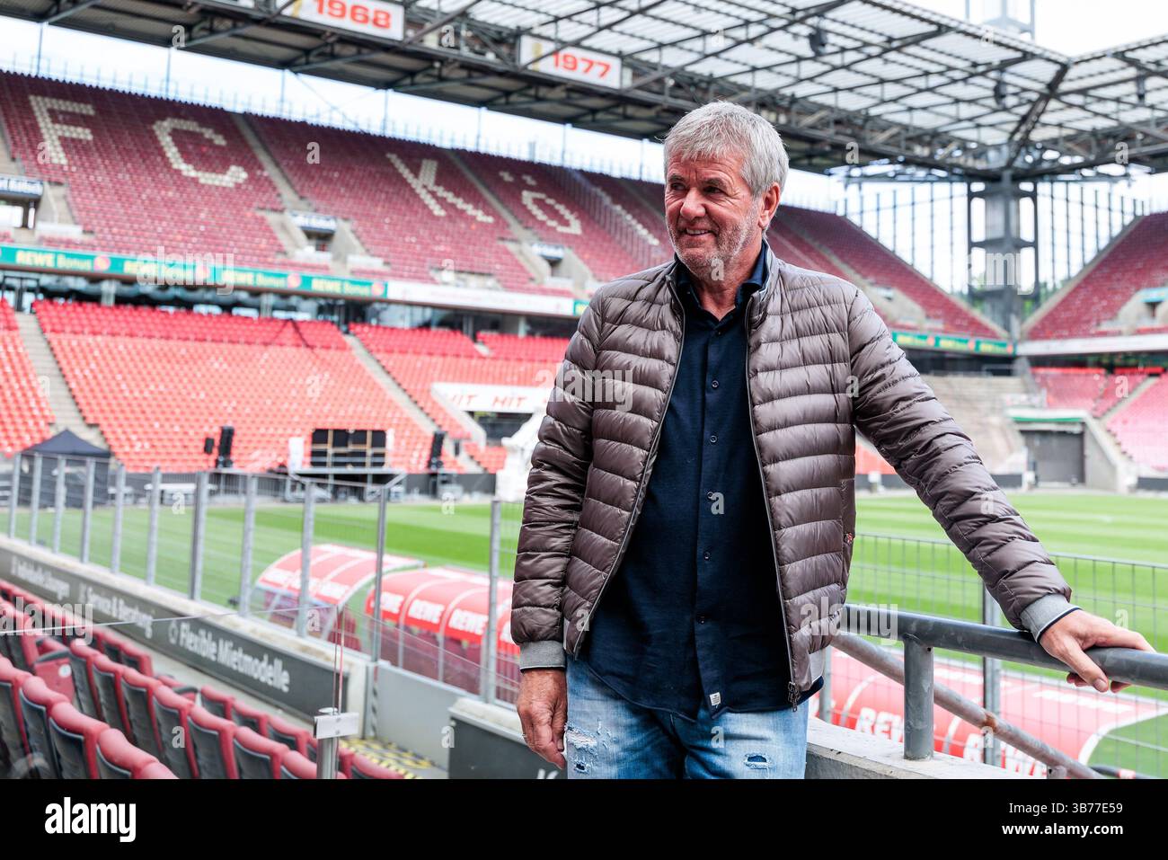 Friedhelm Funkel (Cheftrainer, Trainer 1. FC K?ln) posiert im Stadion ...