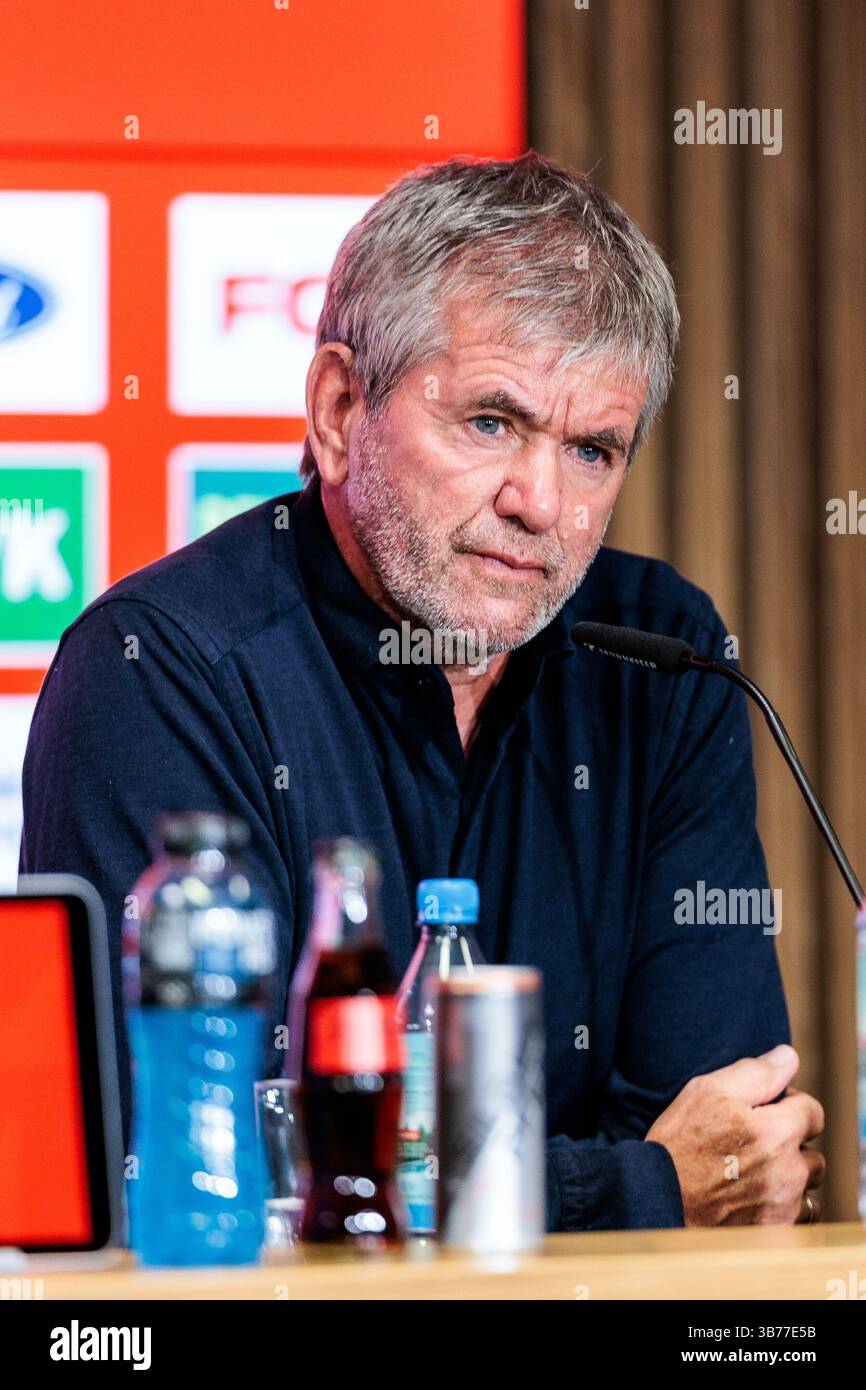 Friedhelm Funkel (Cheftrainer, Trainer 1. FC K?ln) Pressekonferenz 1 ...
