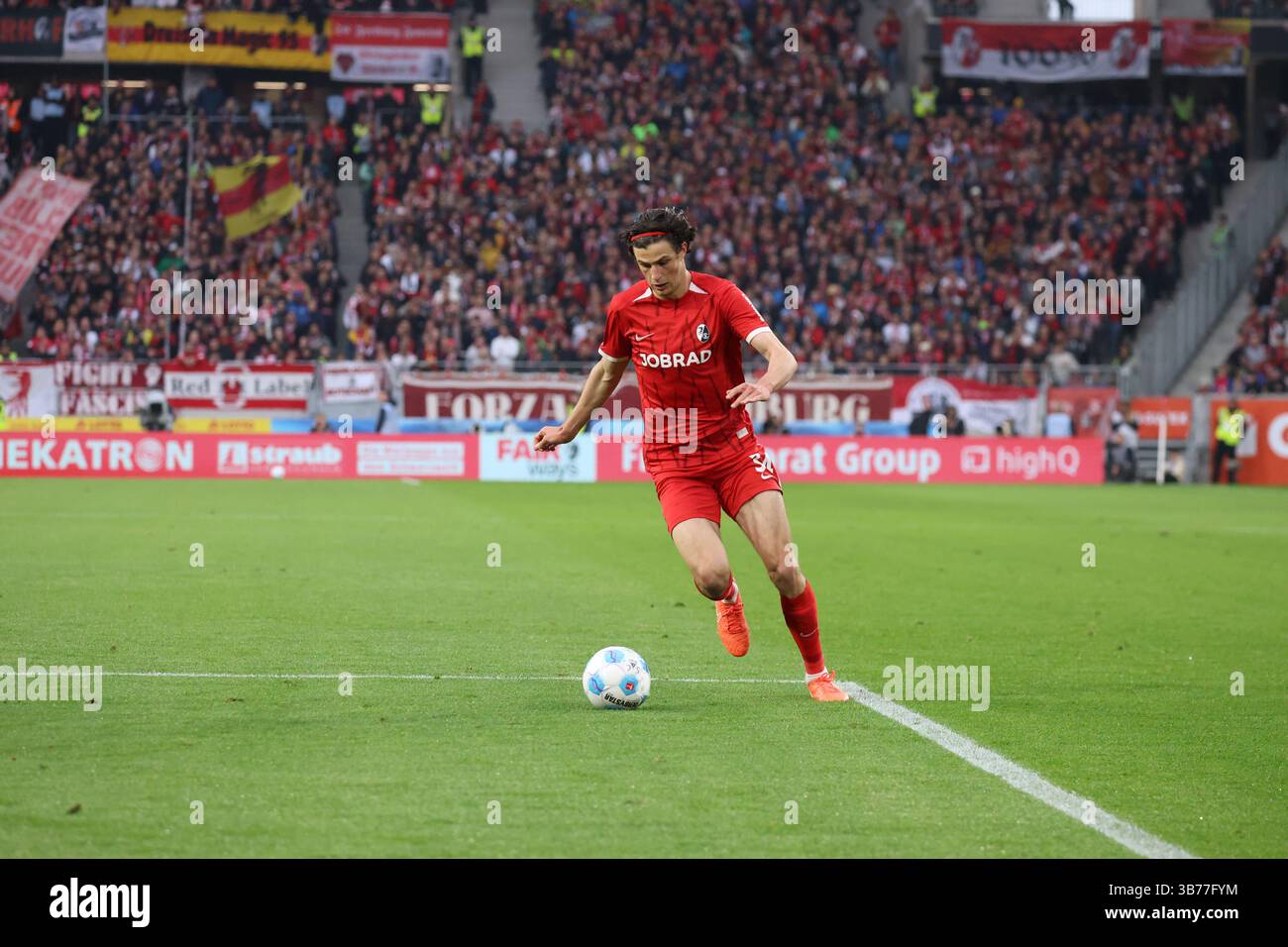 Freiburg, Deutschland. 04th May, 2025. Merlin Röhl (SC Freiburg) beim ...