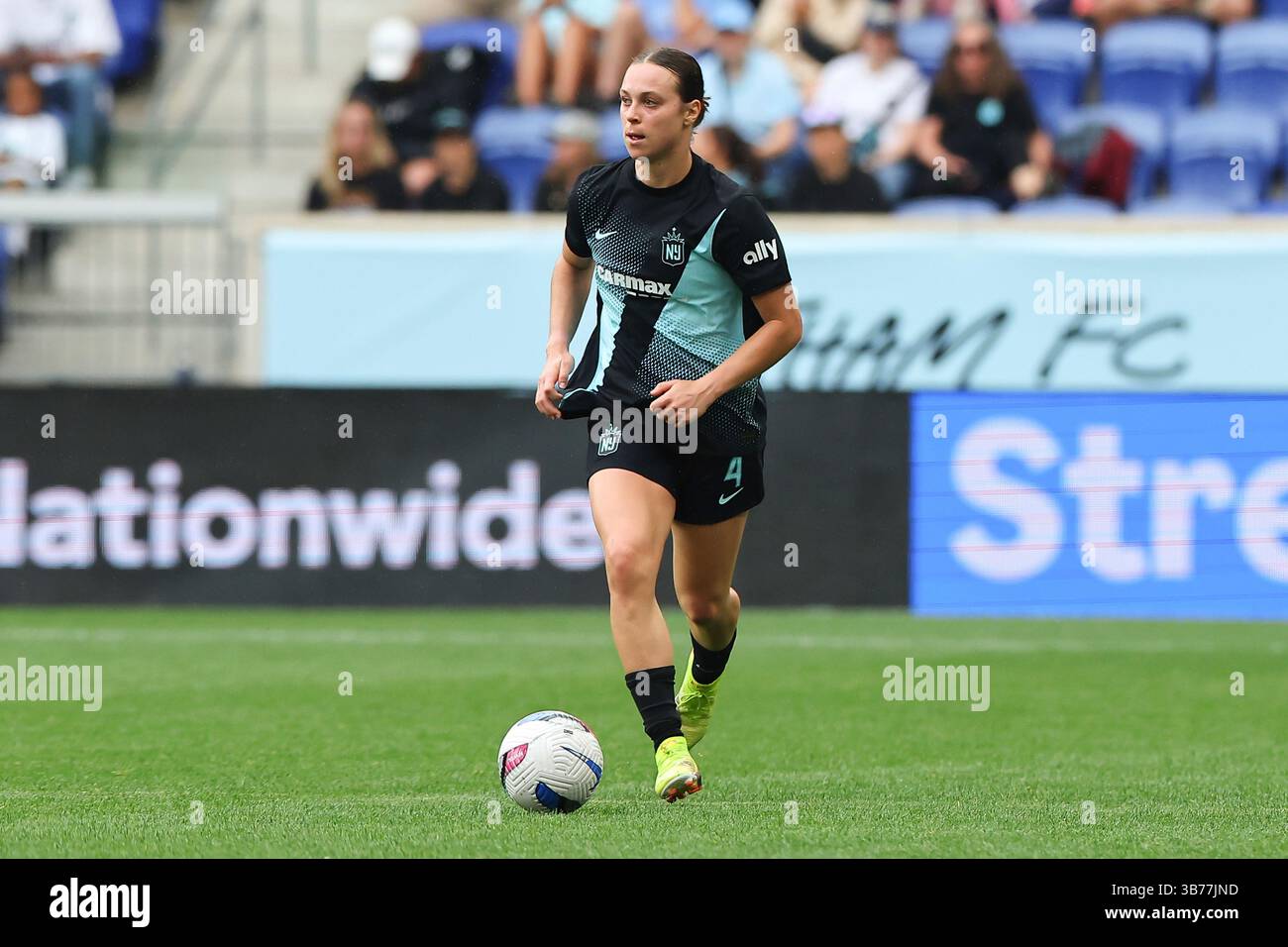 HARRISON, NJ - MAY 04: Lilly Reale #4 of NJ/NY Gotham FC controls the ...