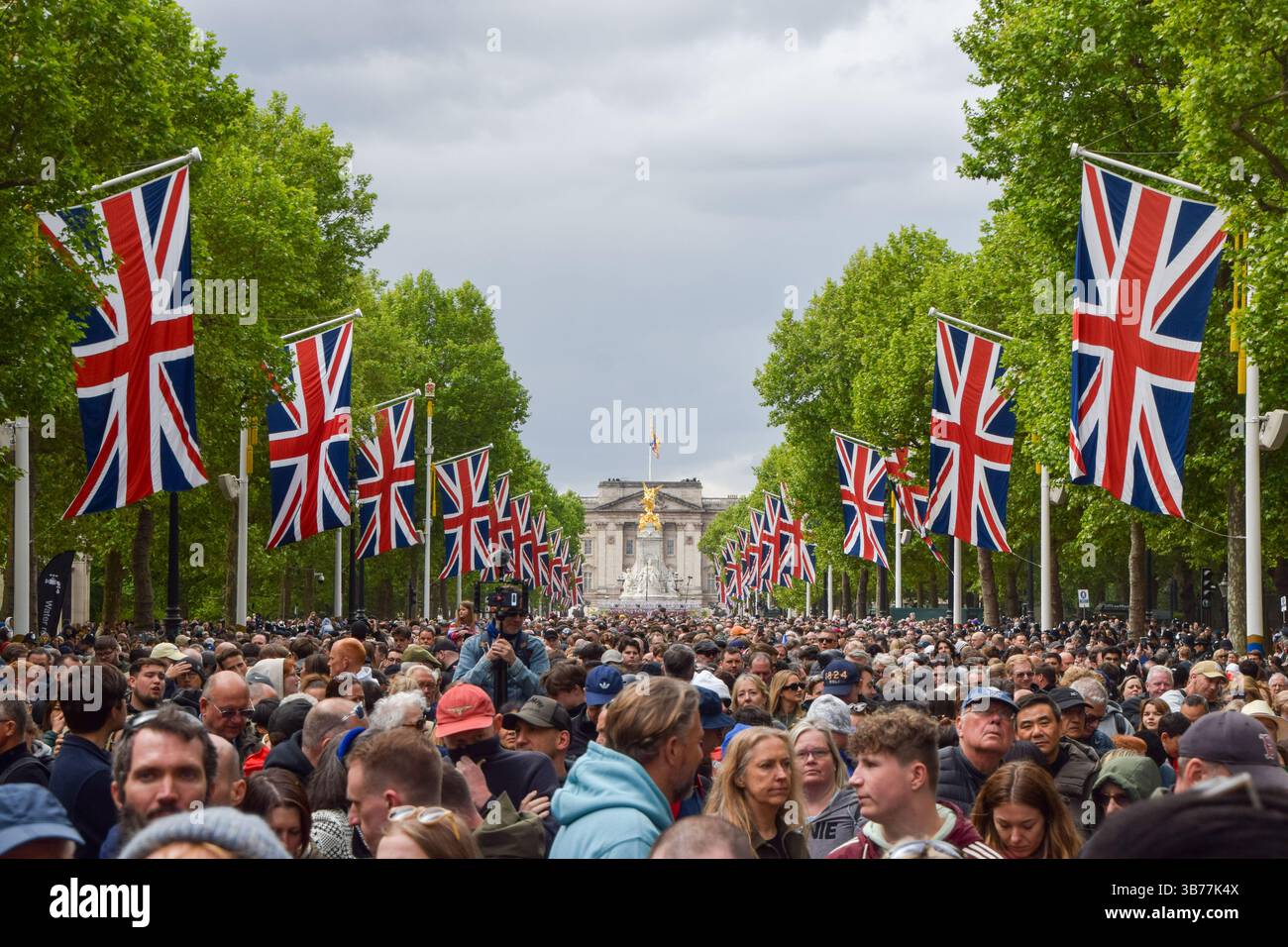 Ve day parade buckingham palace hi-res stock photography and images - Alamy