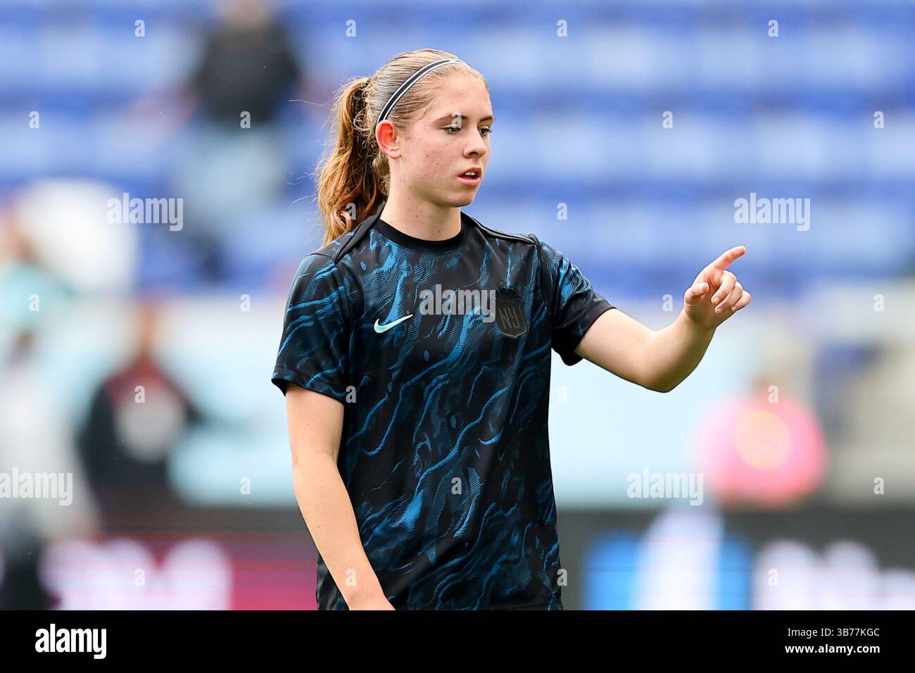 HARRISON, NJ - MAY 04: Mak Whitham #17 of NJ/NY Gotham FC warms up ...