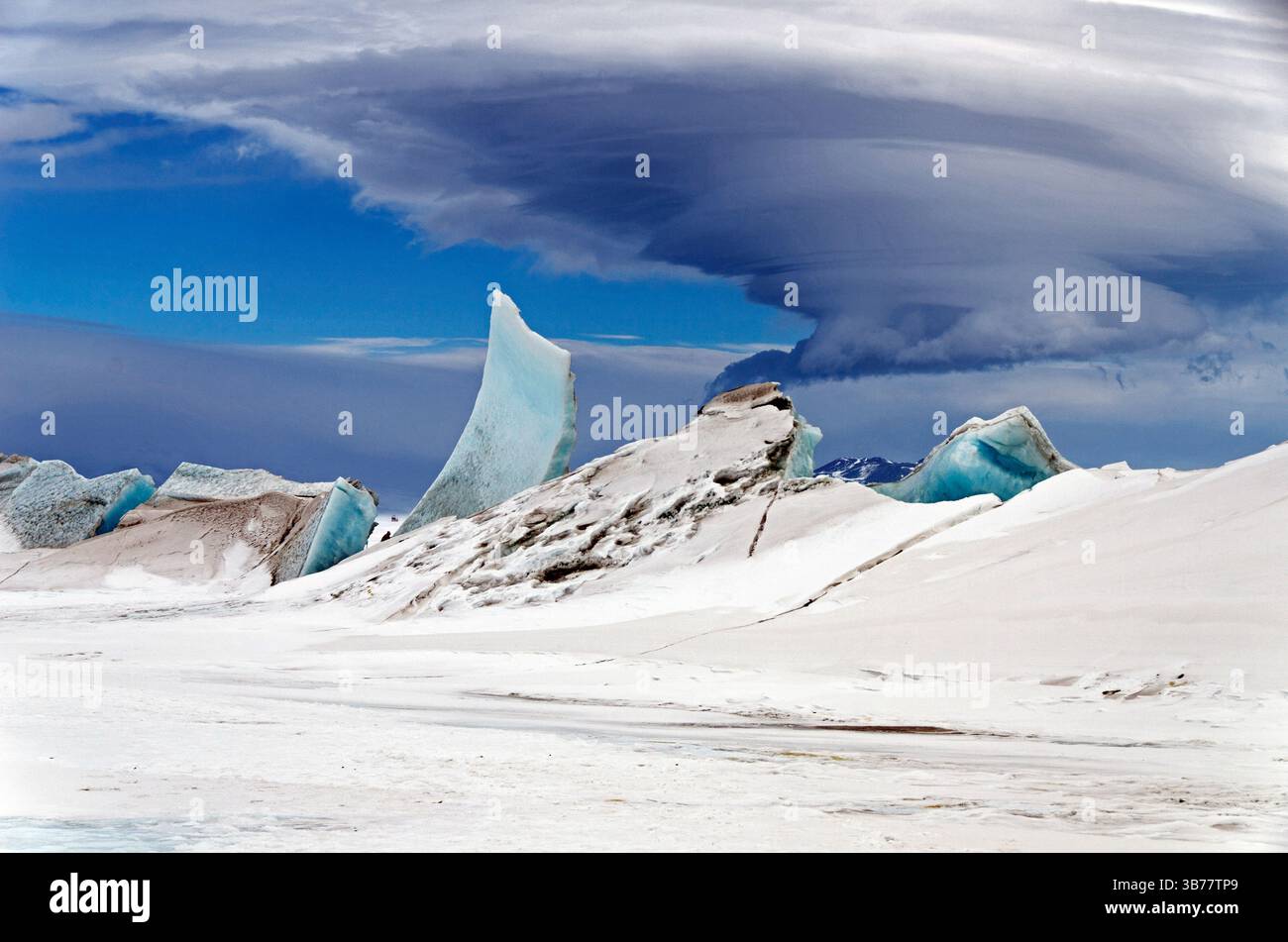 Pressure ridges on the sea ice near Scott Base Stock Photo - Alamy