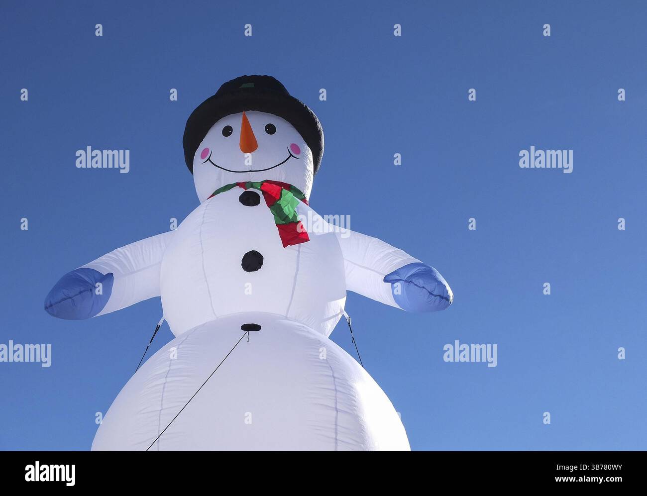 Skiing snowman hi-res stock photography and images - Alamy