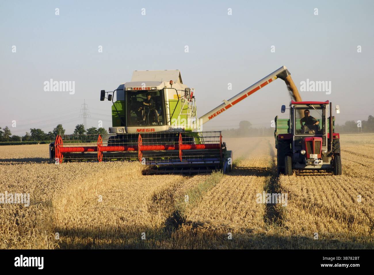 Combine harvesters in field hi-res stock photography and images - Alamy