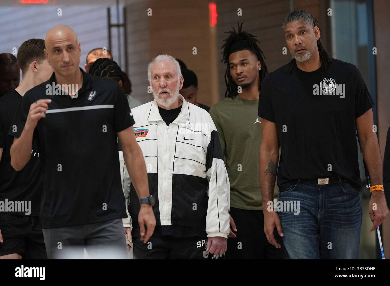 Former San Antonio Spurs head coach Gregg Popovich, center, makes a ...