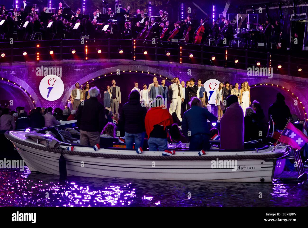 AMSTERDAM - The cast of 40-45, the Musical including Soy Kroon and Gaia ...