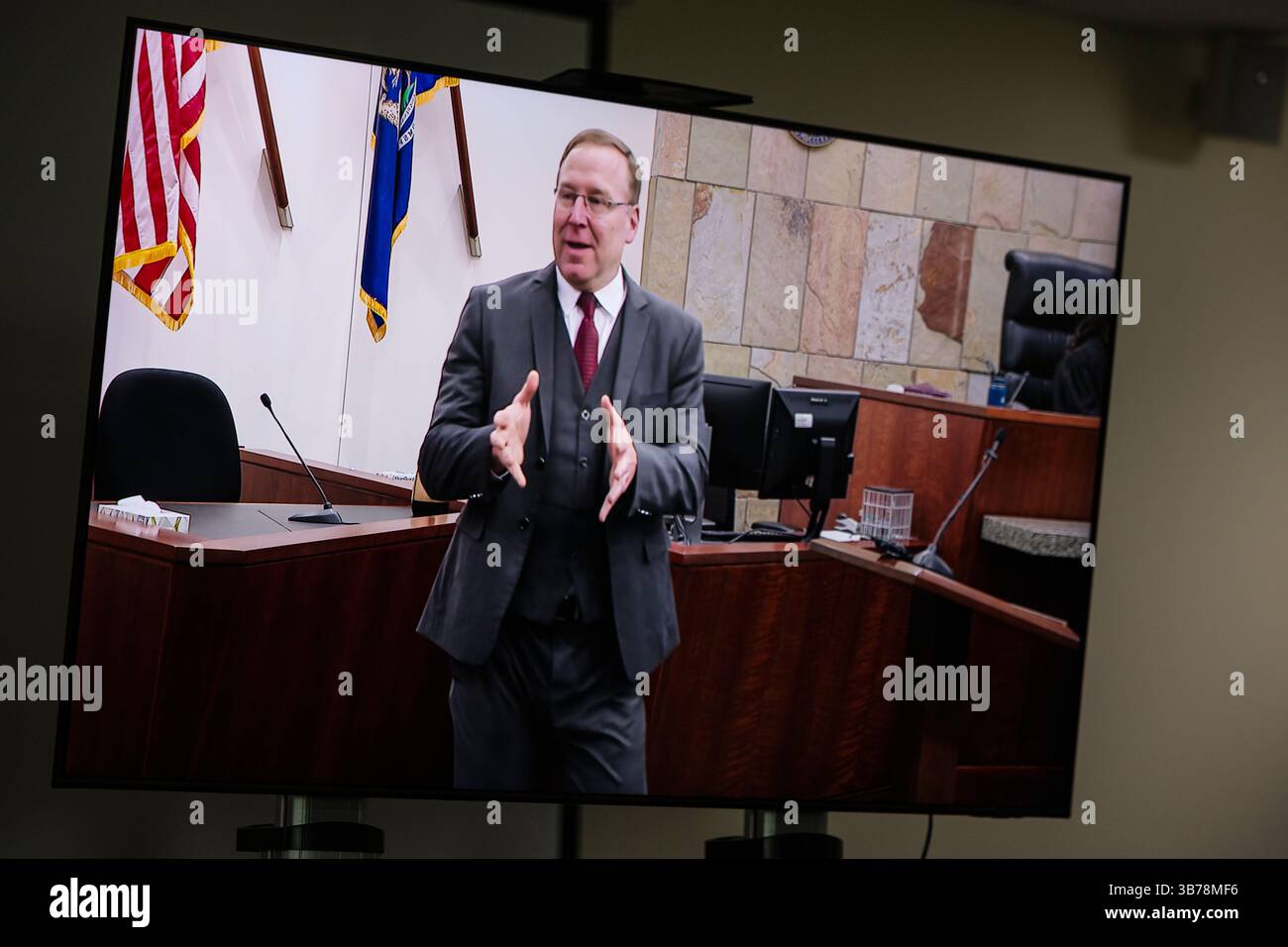 Prosecutor Chris Becker delivers his closing arguments to the jury ...