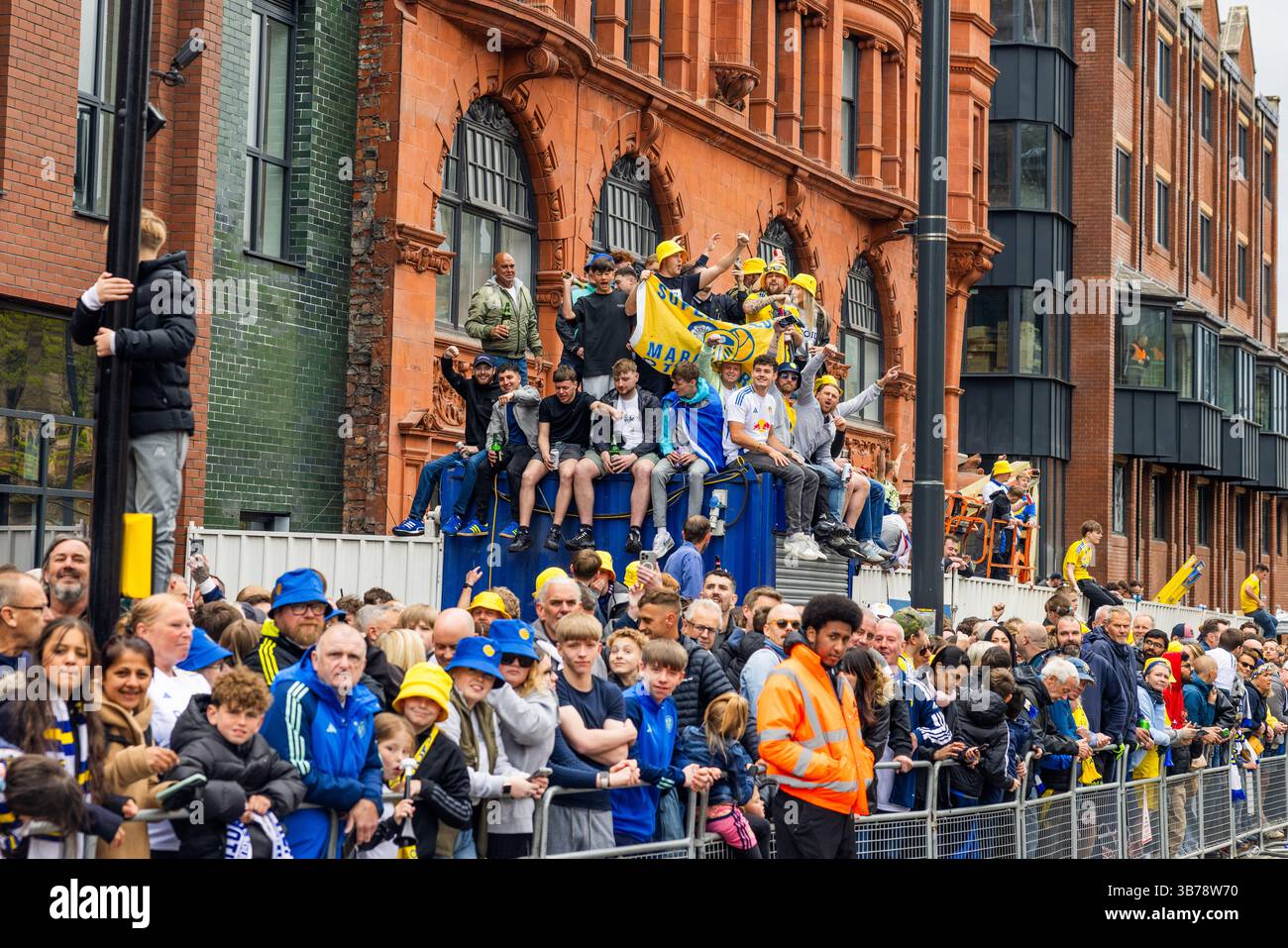 Leeds, UK. 05 MAY, 2025. Fans find unique vantage points to celebrate ...