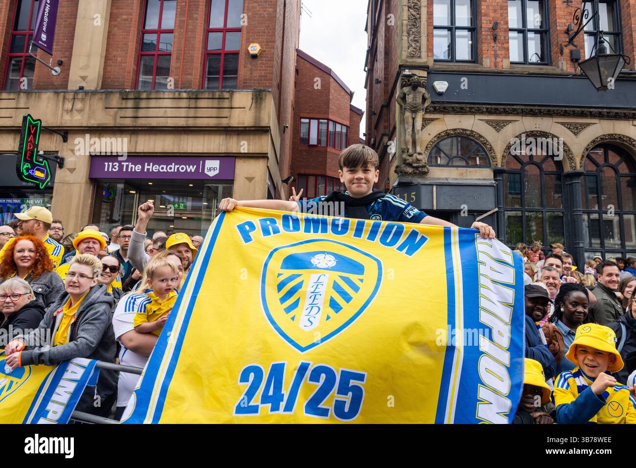 Leeds united promotion parade hi-res stock photography and images - Alamy