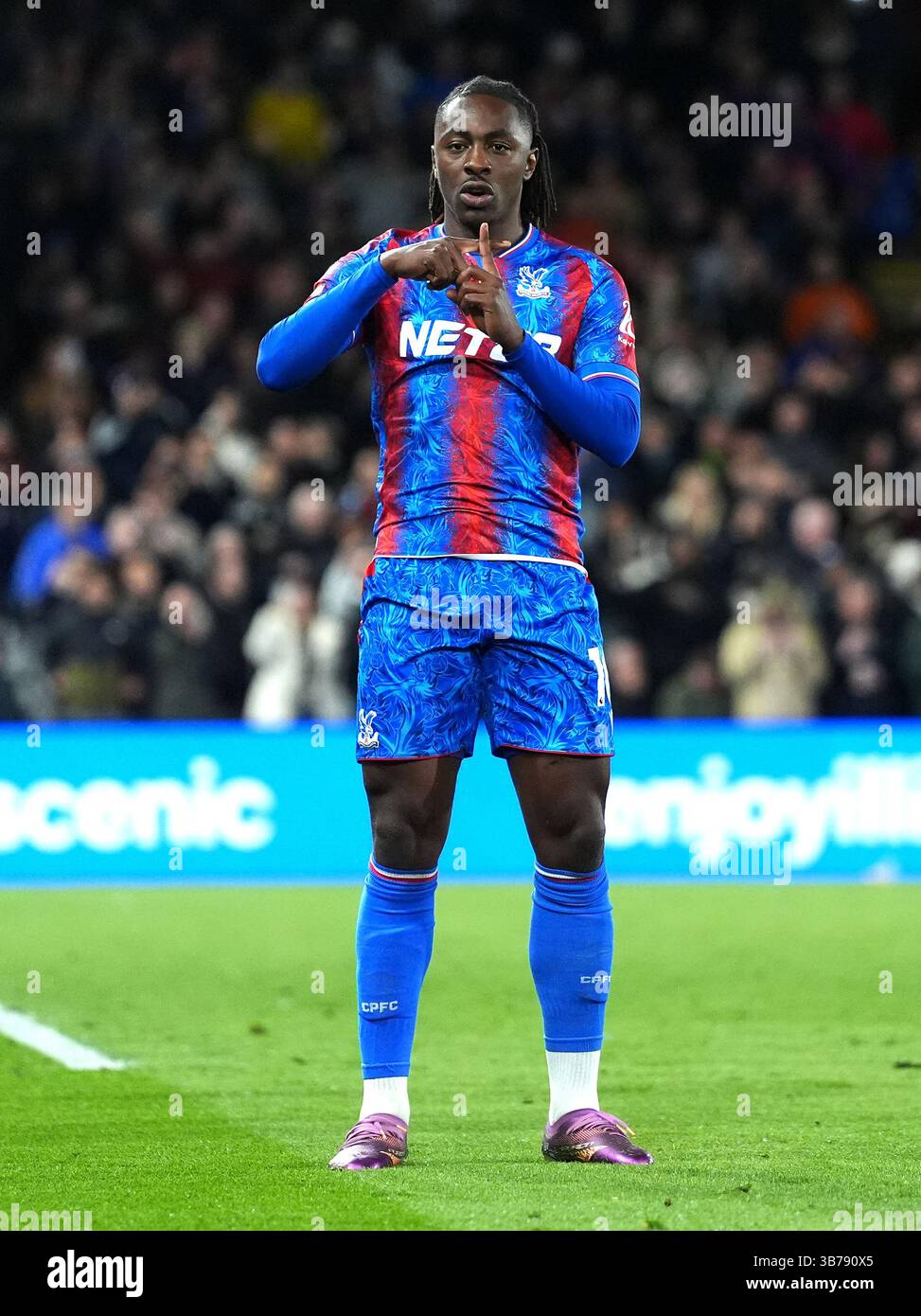 Crystal Palace's Eberechi Eze celebrates scoring their side's first ...