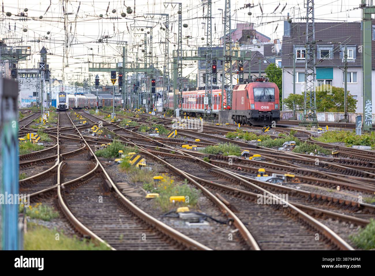 Vollsperrung der Bahn zwischen Köln und Koblenz Der Bahnknoten zwischen Köln , Bonn und Koblenz ...