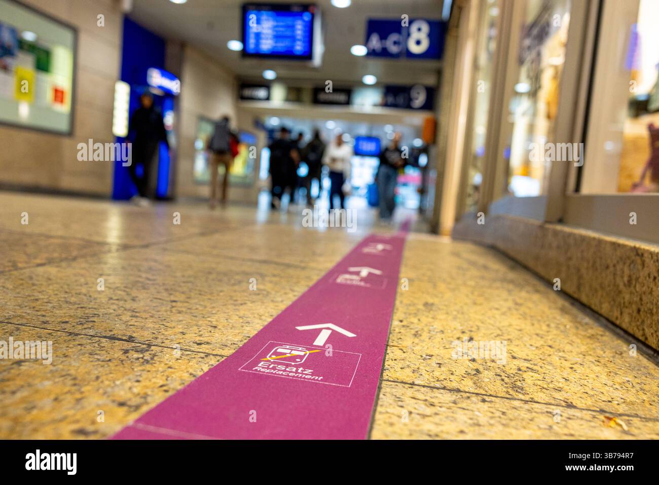 Vollsperrung der Bahn zwischen Köln und Koblenz Pfeile und Leitsysteme vom Bahnhof Richtung ...