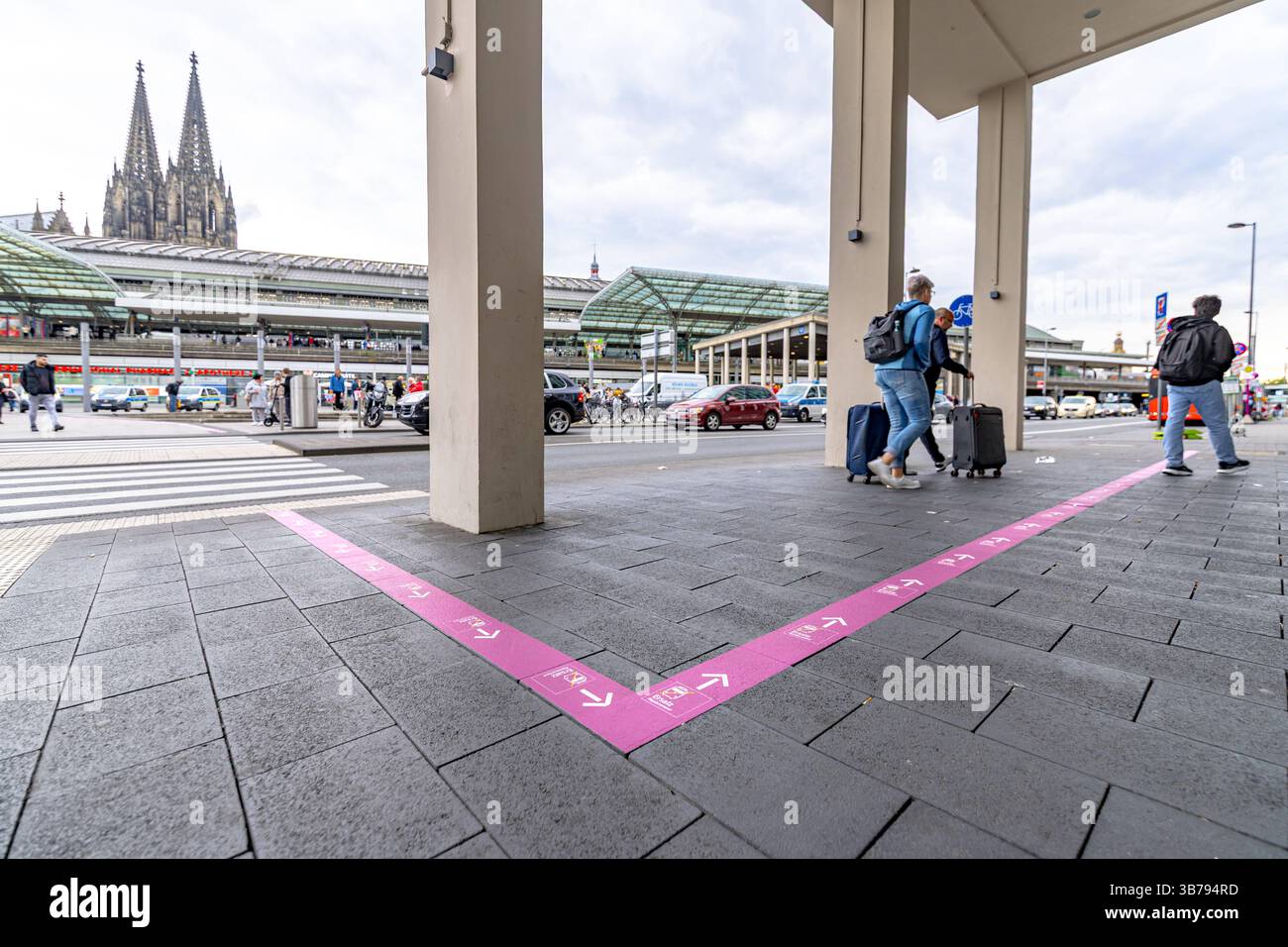 Vollsperrung der Bahn zwischen Köln und Koblenz Pfeile und Leitsysteme vom Bahnhof Richtung ...