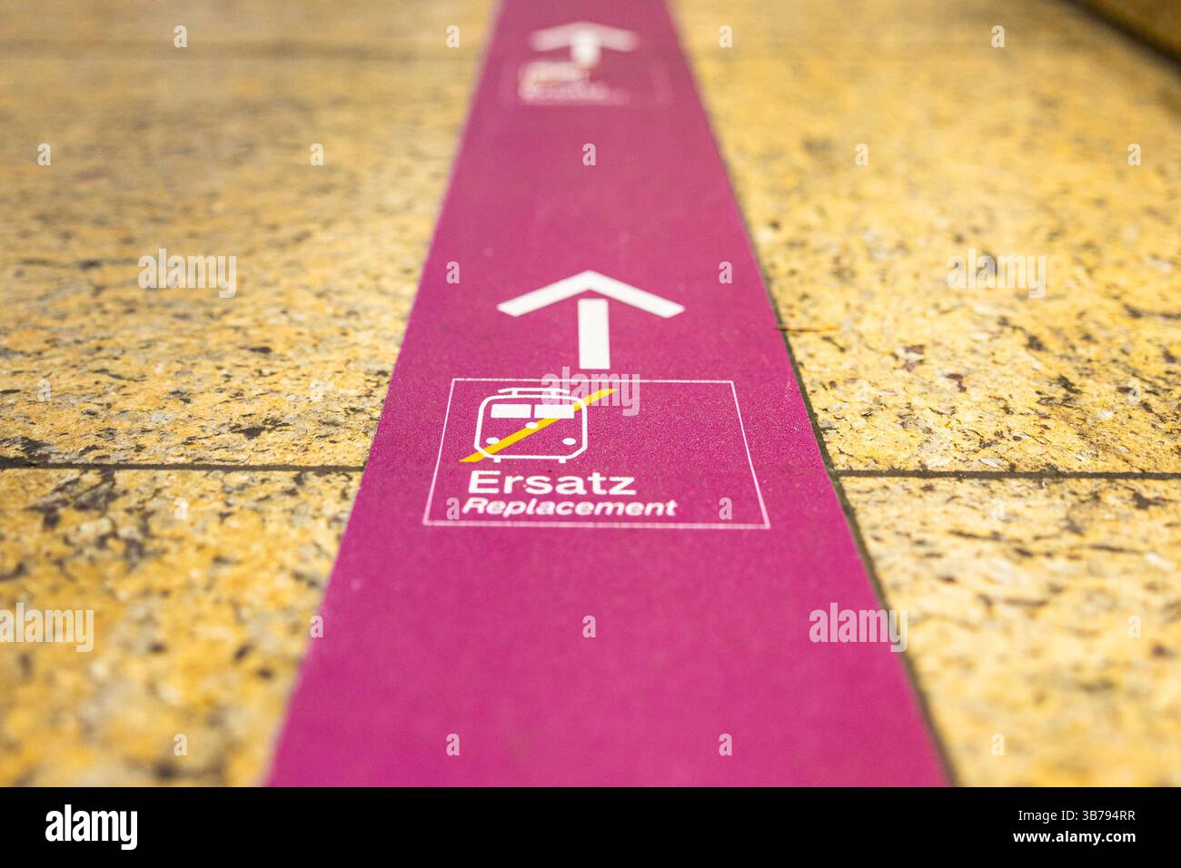 Vollsperrung der Bahn zwischen Köln und Koblenz Pfeile und Leitsysteme vom Bahnhof Richtung ...