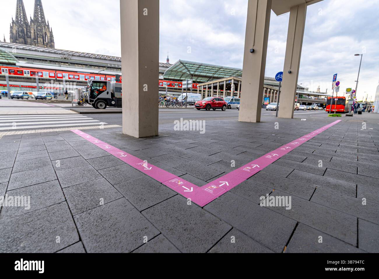 Vollsperrung der Bahn zwischen Köln und Koblenz Pfeile und Leitsysteme vom Bahnhof Richtung ...