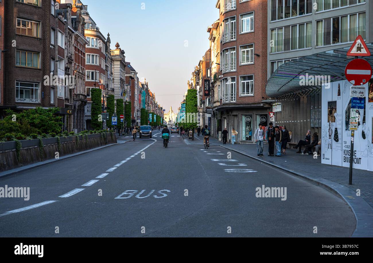 Mixed traffic with cars, pedestrians and bikes at the Bondgenotenlaan ...