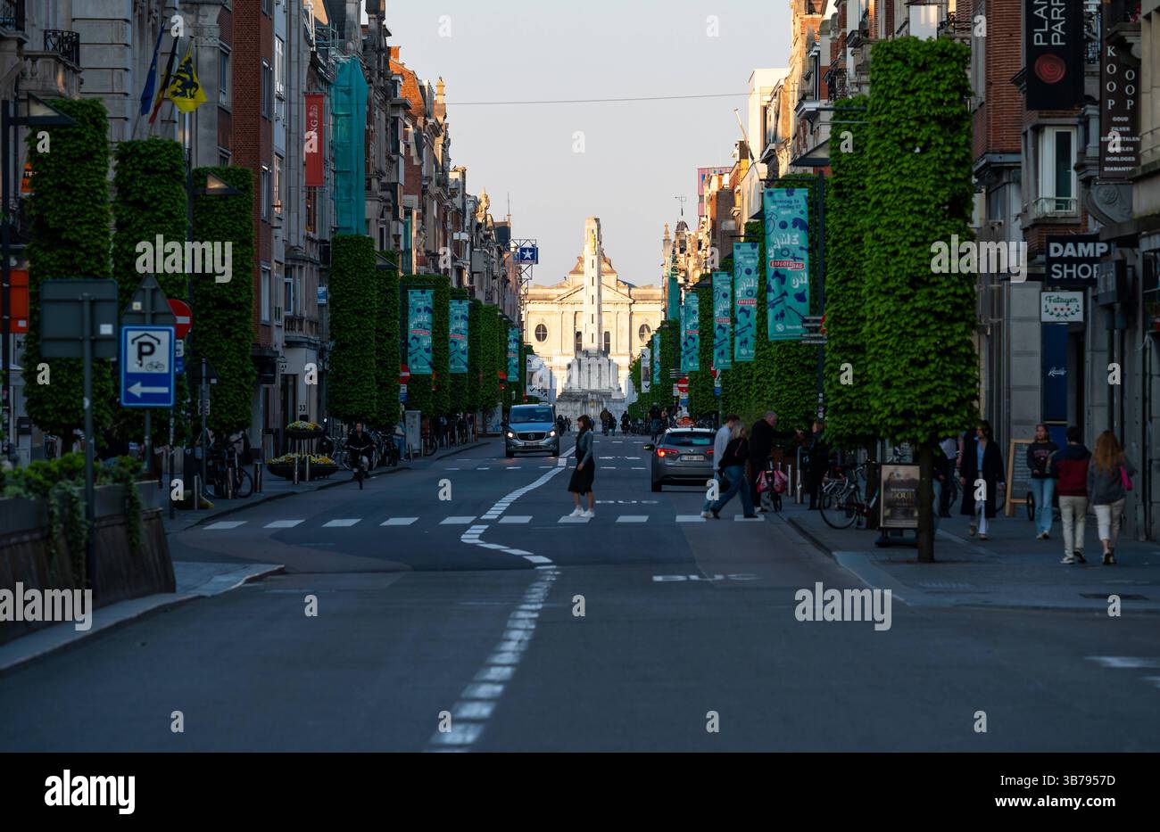 Mixed traffic with cars, pedestrians and bikes at the Bondgenotenlaan ...