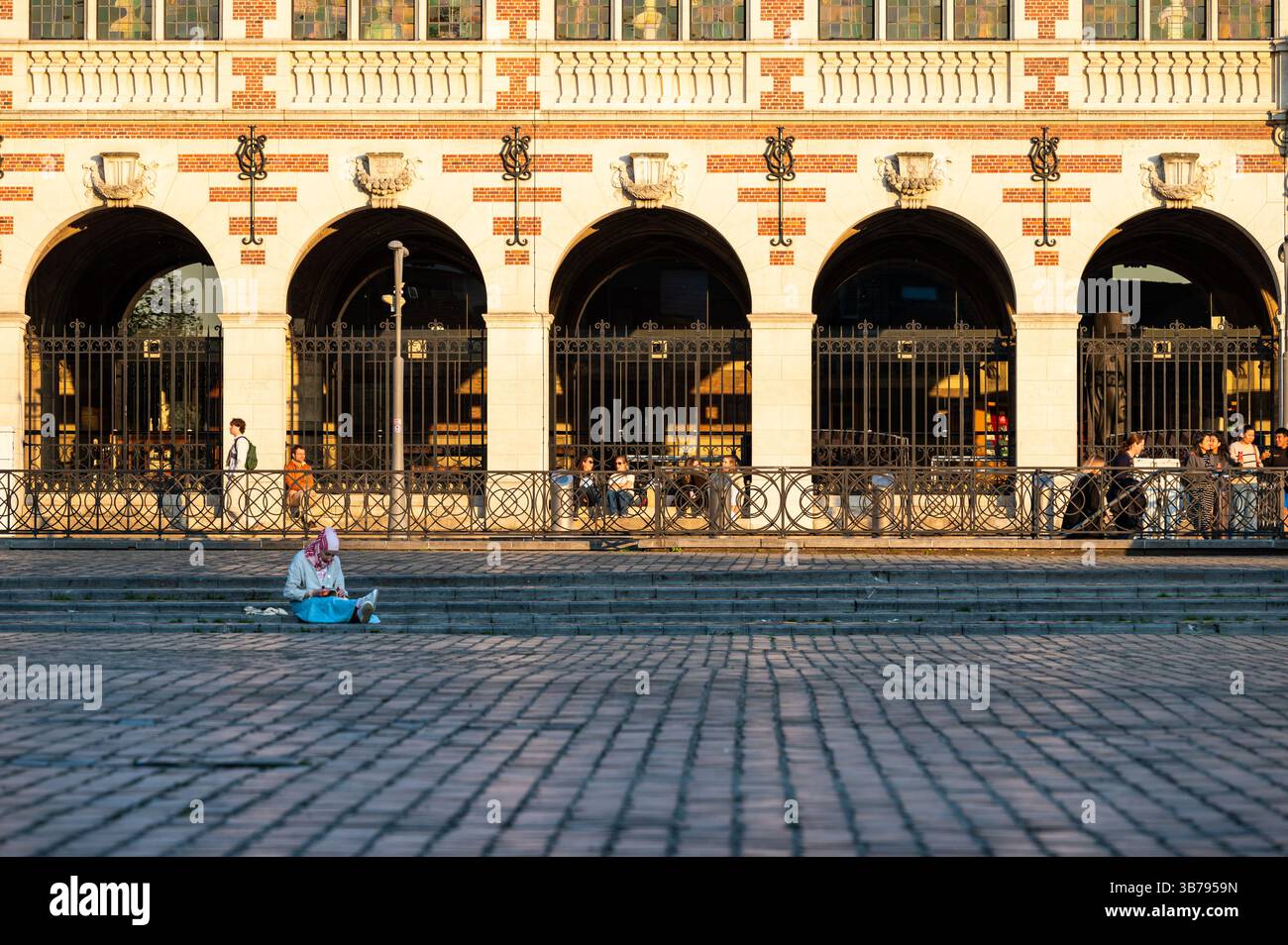 The Monseigneur Ladeuze Square with the monumental university library ...