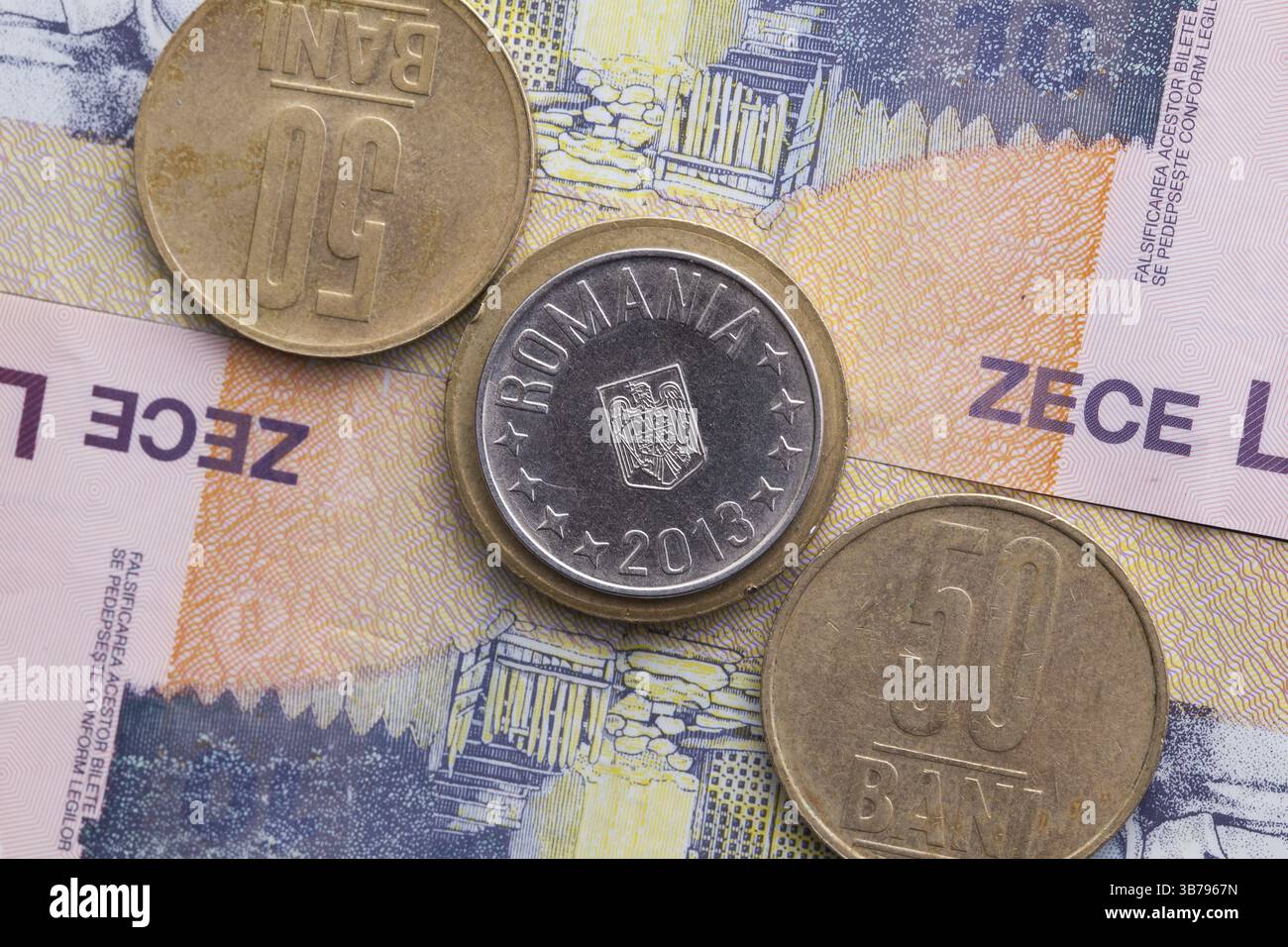 Different banknotes and coins of Romania money Stock Photo - Alamy