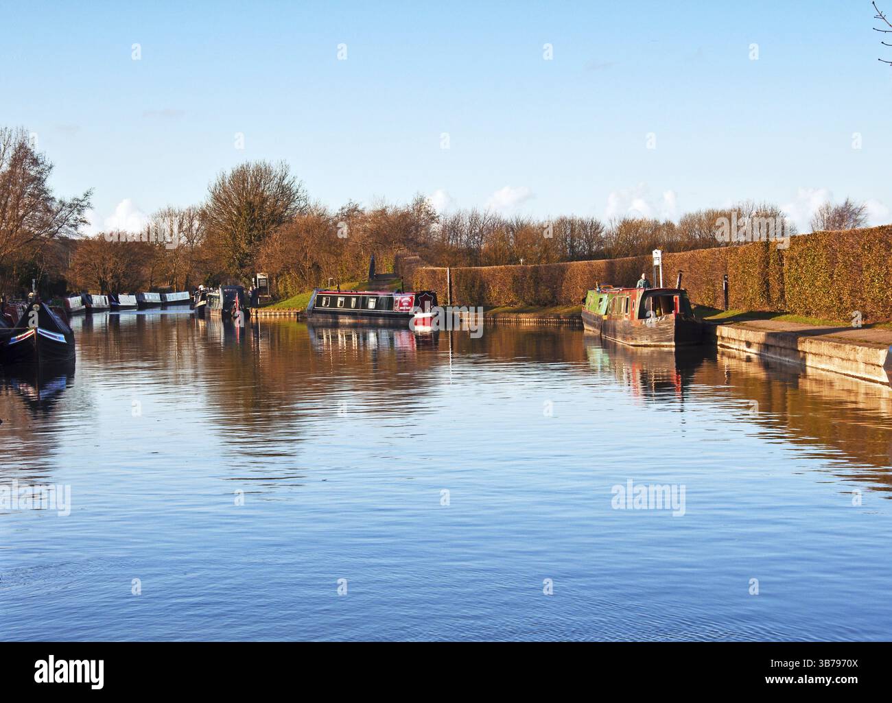 The mooring on the Grand Union Canal is between Tring and Berkhamsted ...