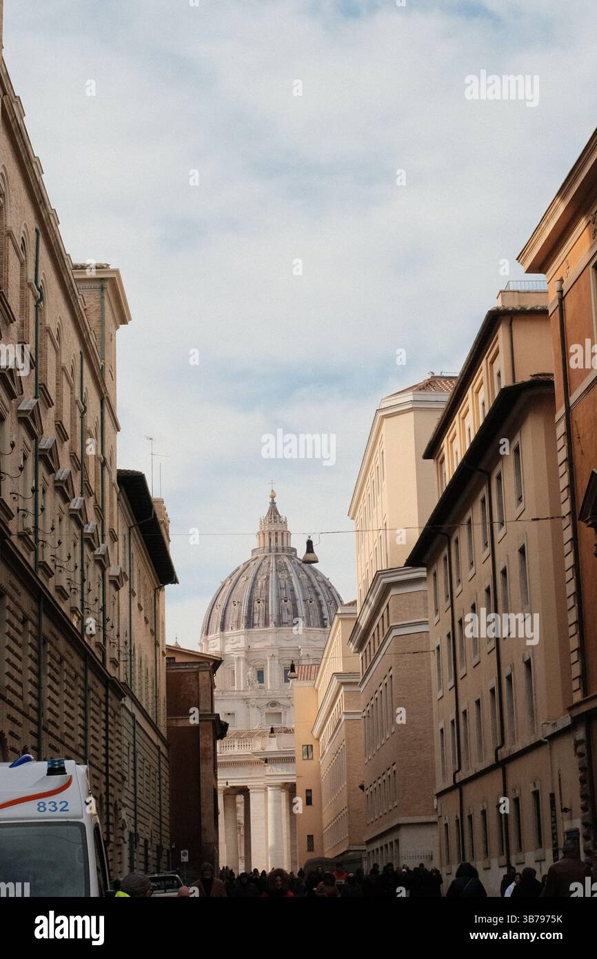 Morning sunlight on st peters basilica and surrounding buildings hi-res ...