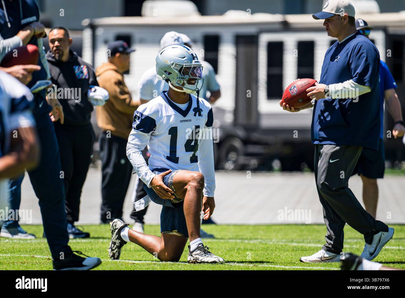 Dallas Cowboys' Joshua Kelly (14) talks with linebackers coach Dave ...