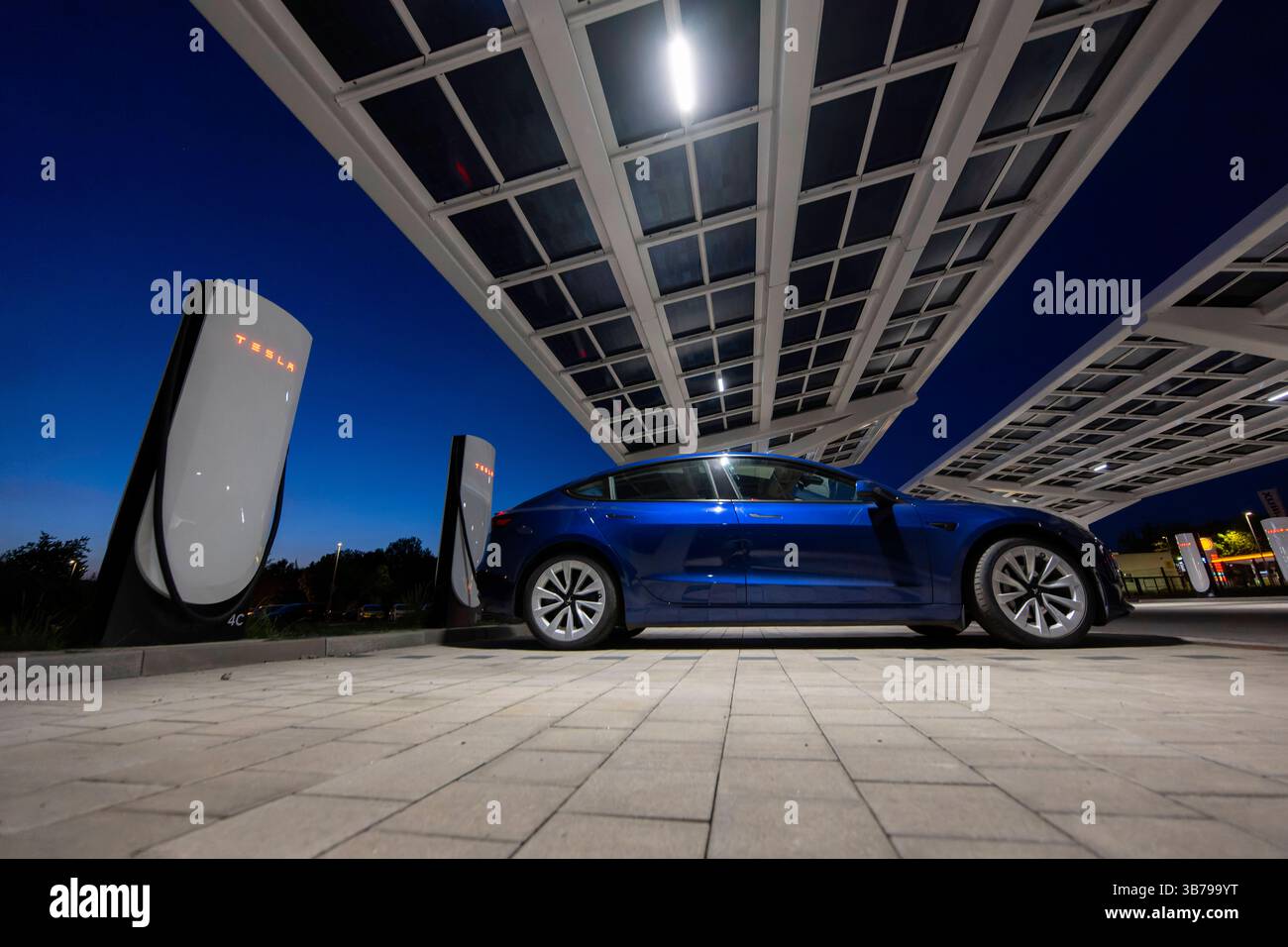 04.05.2025, Bayreuth, Bayern, Die US-Firma Tesla hat hier einen ...