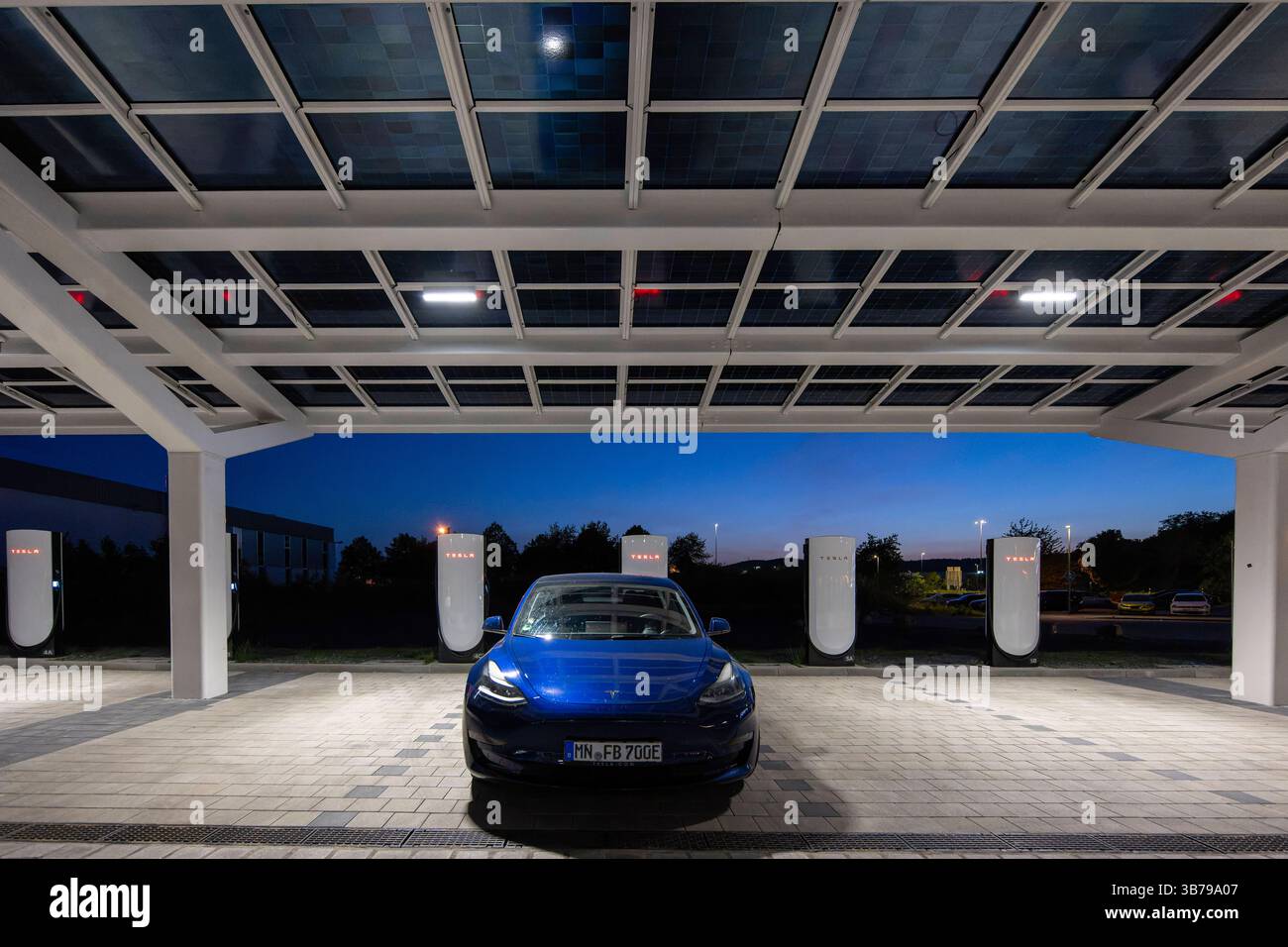 04.05.2025, Bayreuth, Bayern, Die US-Firma Tesla hat hier einen ...