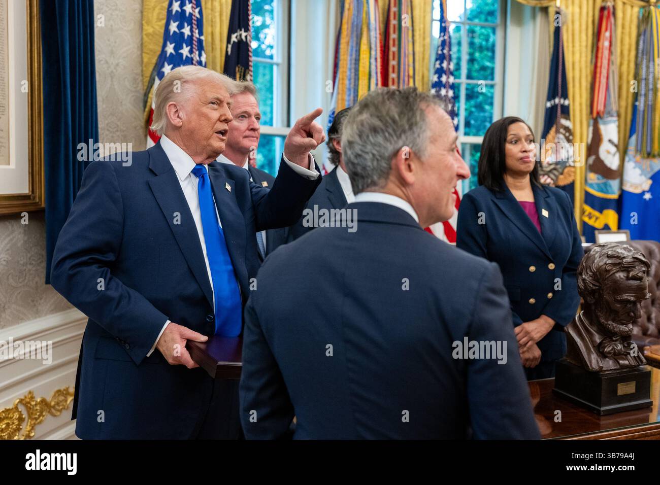 President Donald Trump points out renovations to the Oval Office after ...