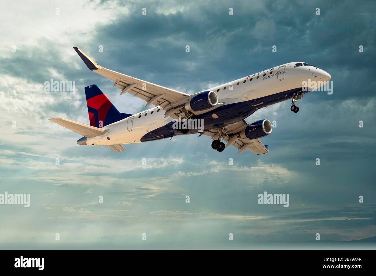 Delta Airlines Embraer E175LR jet plane Stock Photo - Alamy