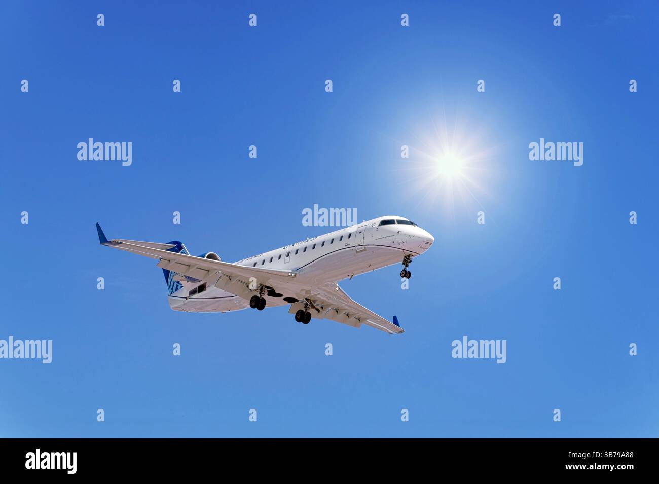 Commercial united airlines airplane flying hi-res stock photography and ...