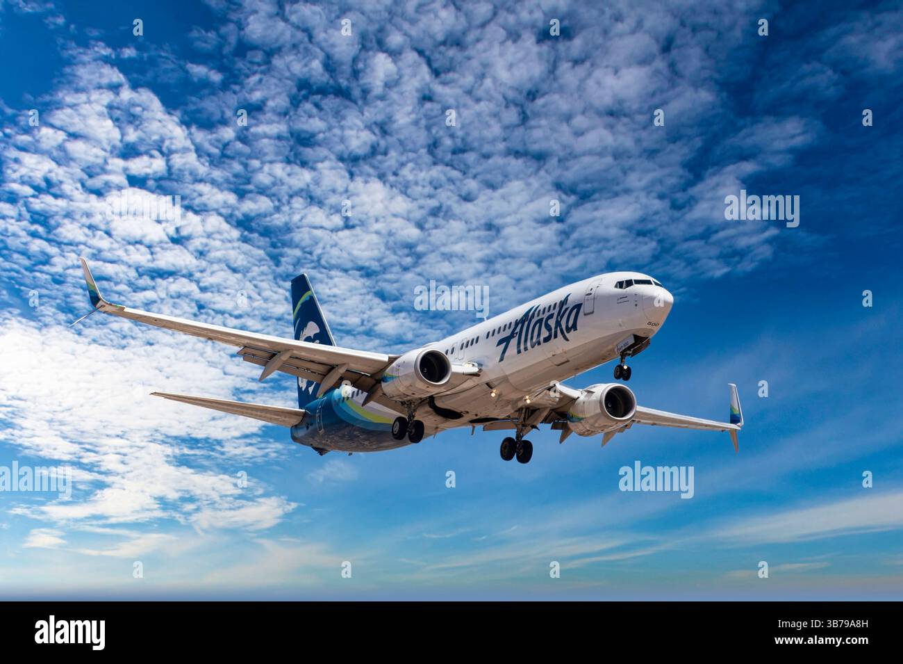 Alaska Airlines Boeing 737-8FH plane Stock Photo - Alamy