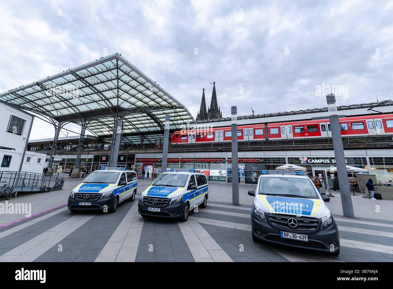 Vollsperrung der Bahn zwischen Köln und Koblenz Polizei am Breslauer Platz - Der Bahnknoten ...