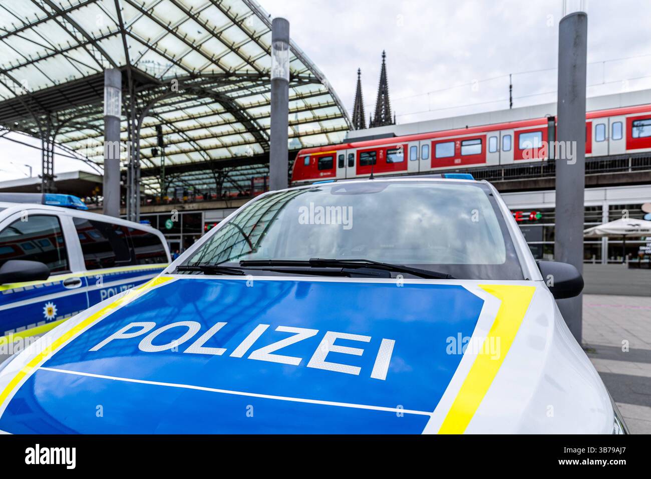 Vollsperrung der Bahn zwischen Köln und Koblenz Polizei am Breslauer Platz - Der Bahnknoten ...