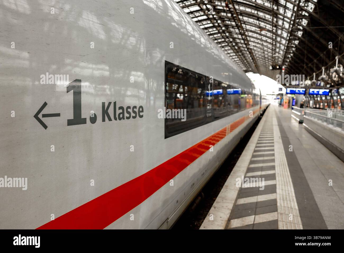 Vollsperrung der Bahn zwischen Köln und Koblenz 1. Klasse: Ein ICE hat seinen Endbahnhof in Köln ...