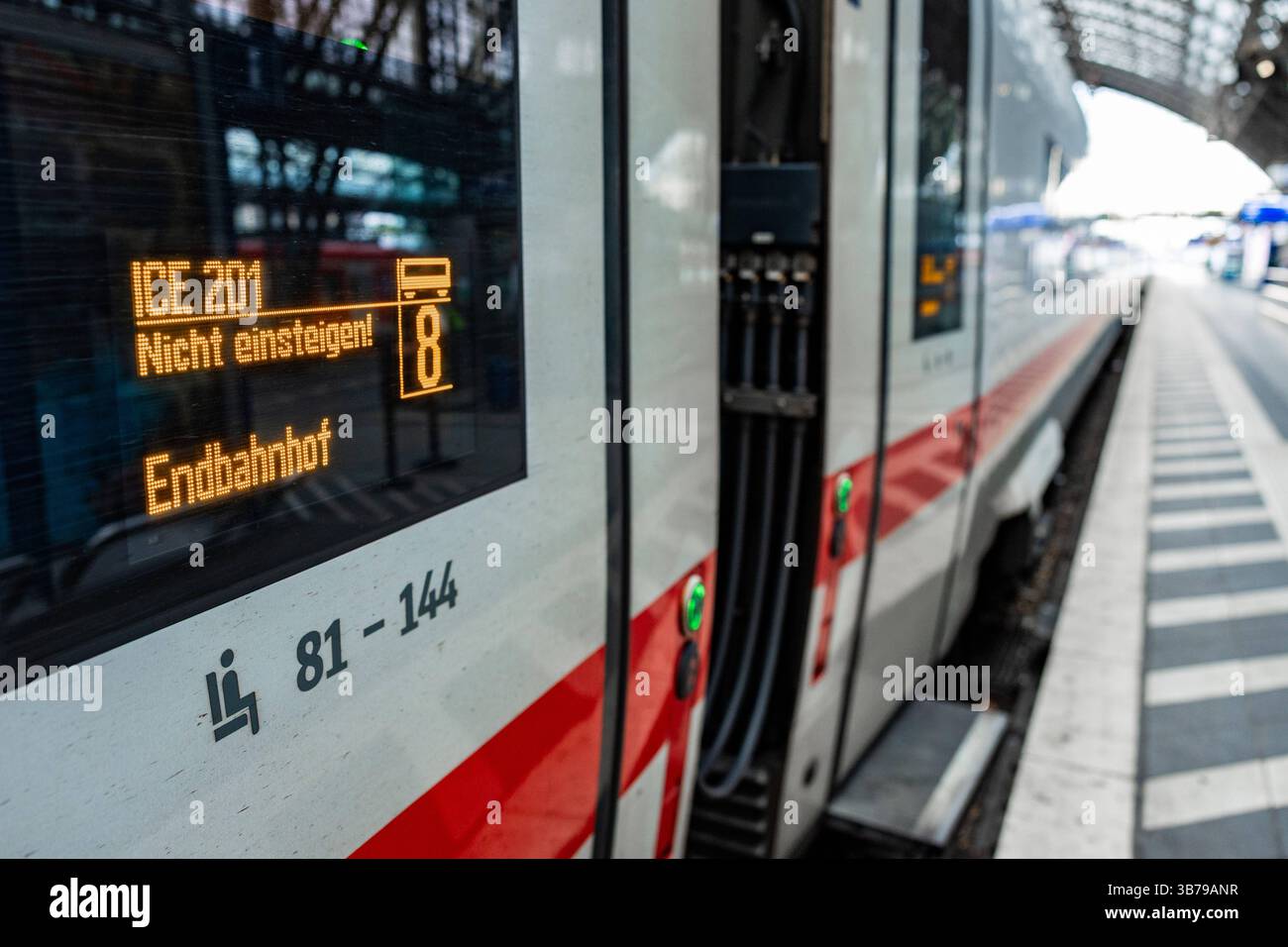 Vollsperrung der Bahn zwischen Köln und Koblenz Nicht einsteigen: Ein ICE hat seinen Endbahnhof ...