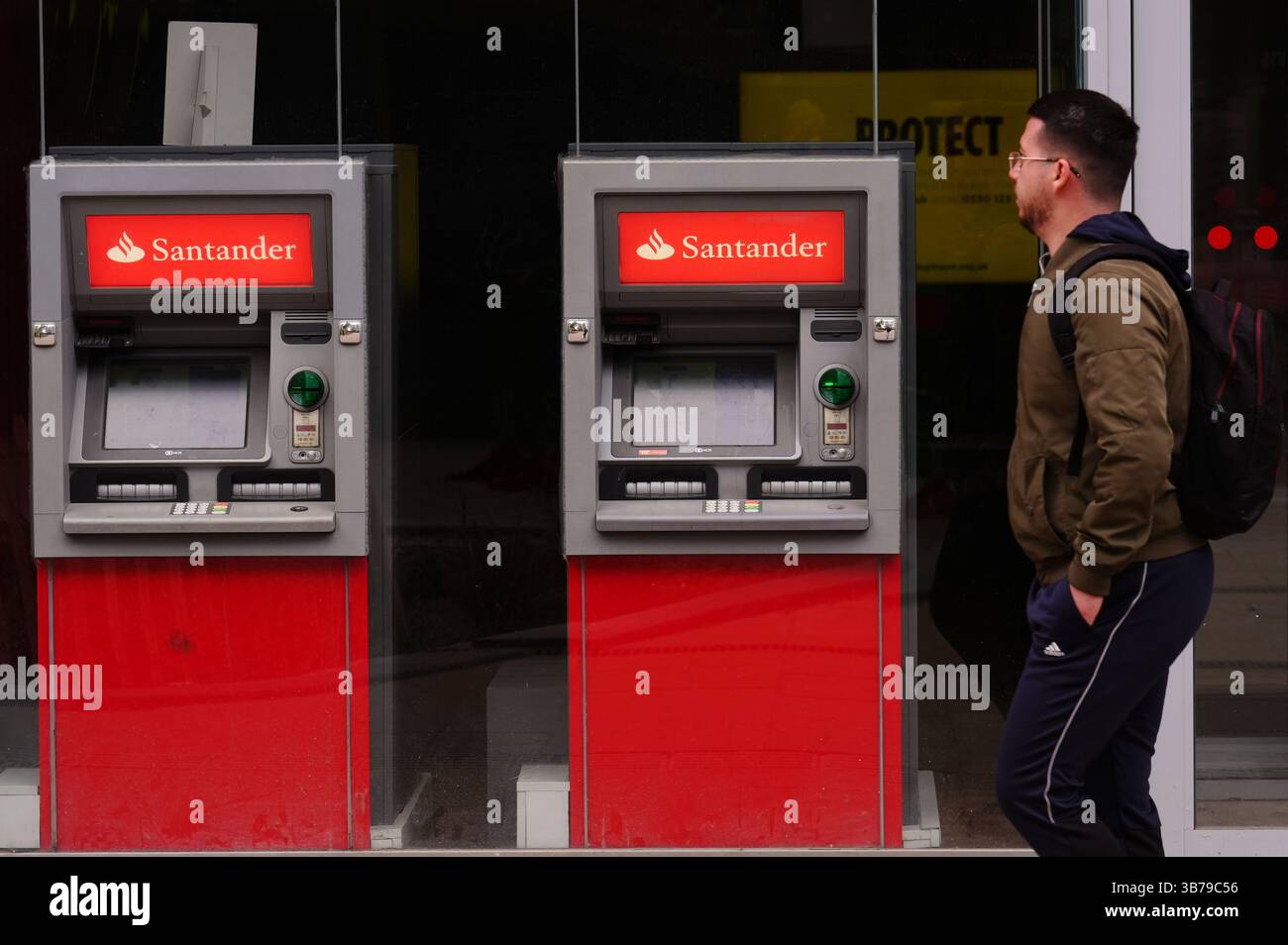 Santander cashpoints hi-res stock photography and images - Alamy