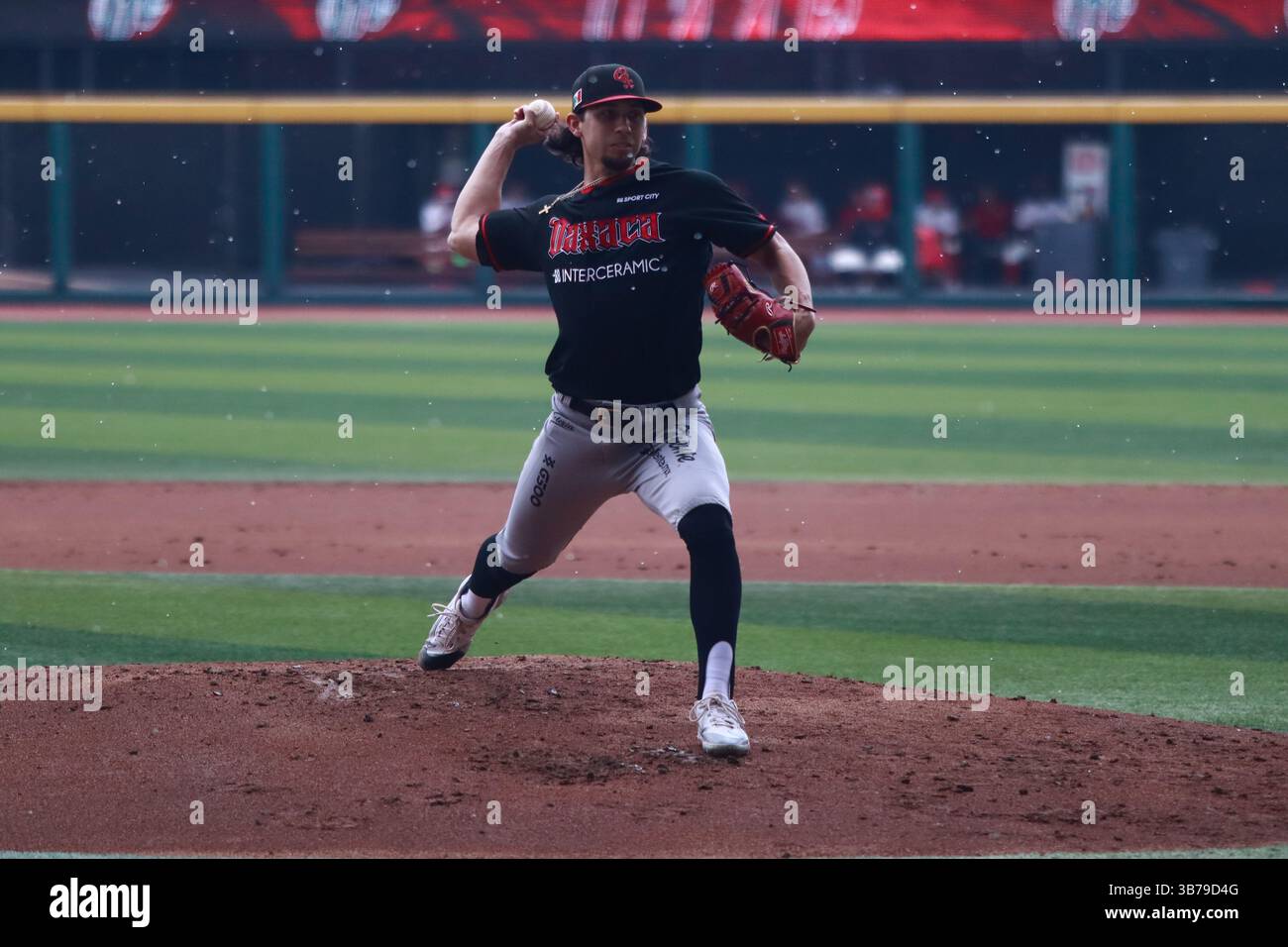 Robert Dugger #14 of Guerreros de Oaxaca pitches the ball during the ...