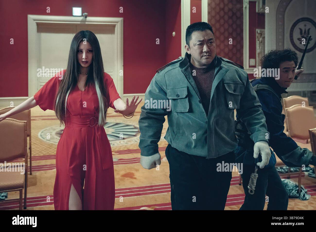 HOLY NIGHT: DEMON HUNTERS, (aka GEOROKHAN: DEMUN HEONTEOSEU), from left: Seohyun, MA Dong-seok ...